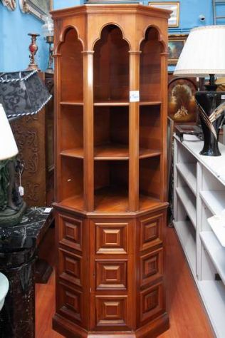 Angoliera In Legno Con Ripiani e Sportello – 24930 - Annunci Palermo
