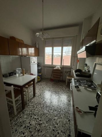 Stanza singola per STUDENTESSE in zona Ospedale - Annunci Parma
