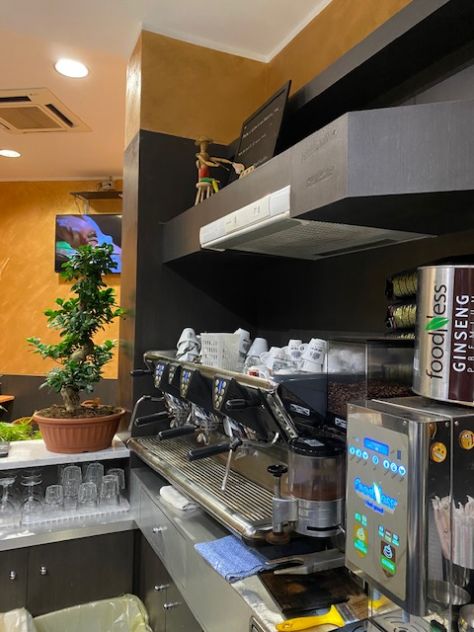 BAR CAFFETTERIA DI TENDENZA ZONA GAMBARA BANDE NERE - Annunci Milano