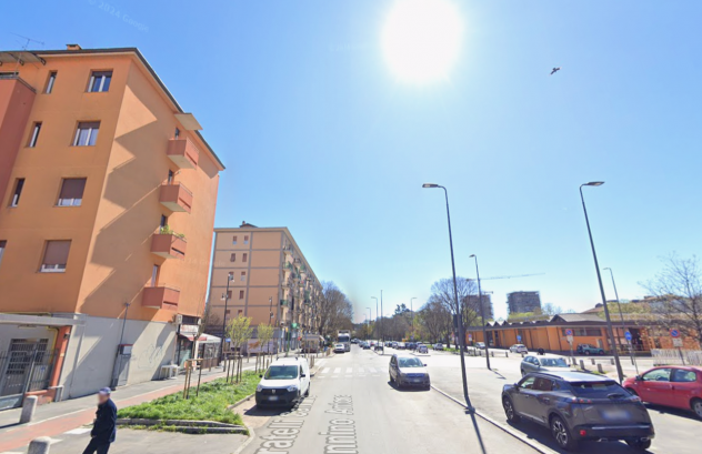 Stanza con balcone privato, portineria e giardino - Annunci Milano